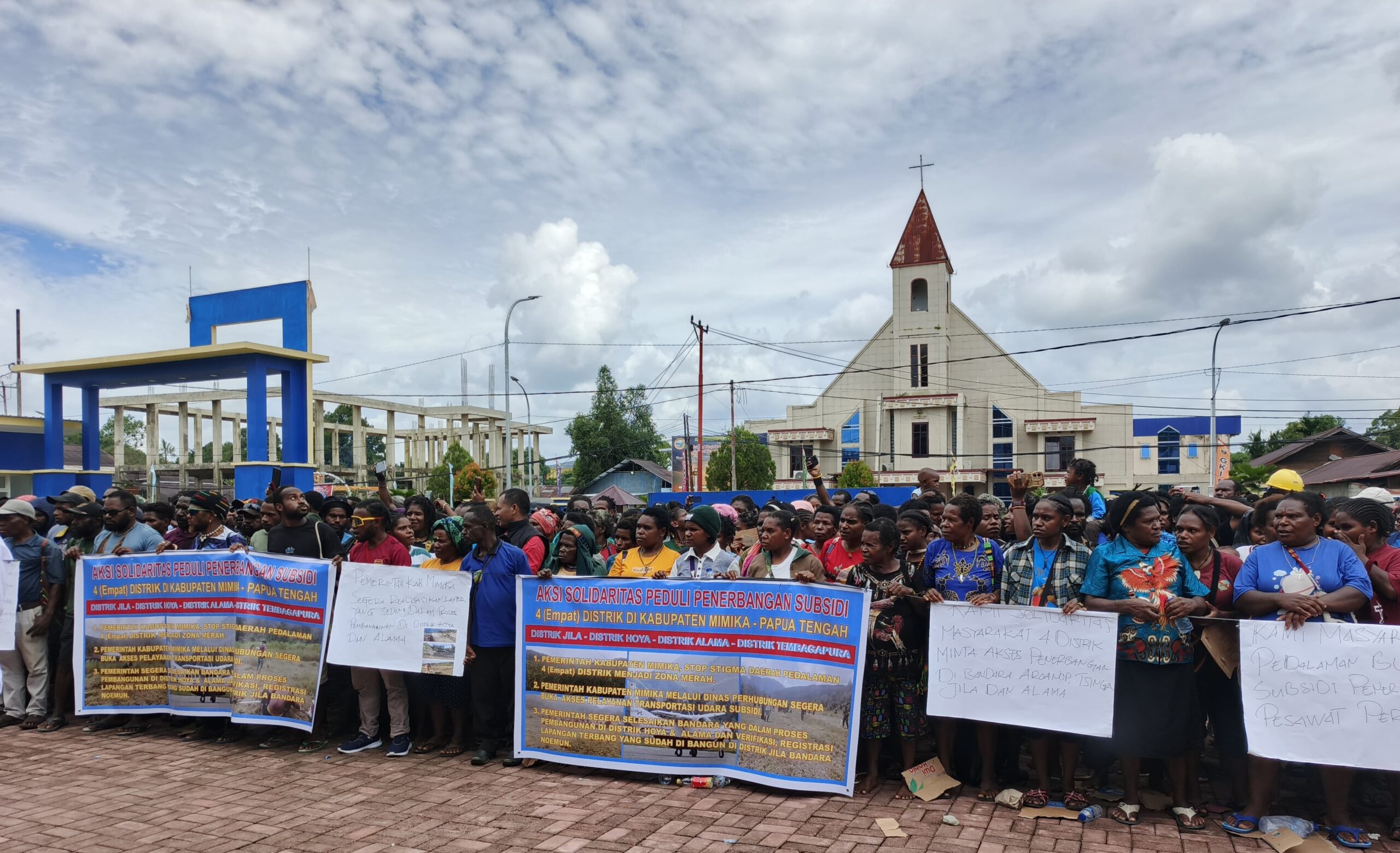 Masyarakat Dari Empat Distrik Lakukan Aksi di Kantor Dishub - Papua Sky.com